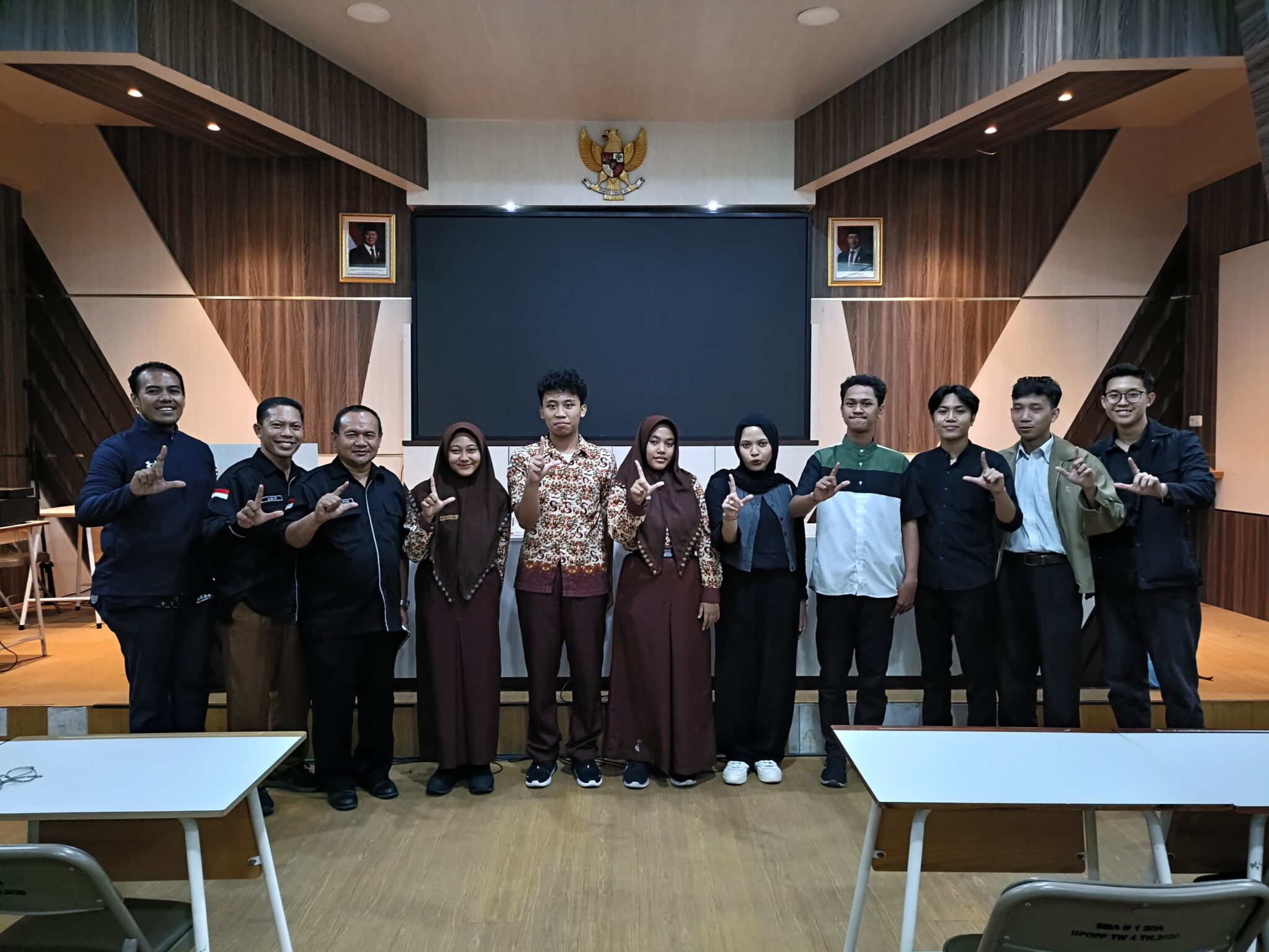 “Melati & Aisyah: Dua Srikandi SMANIKA Menuju Panggung Debat Provinsi ...